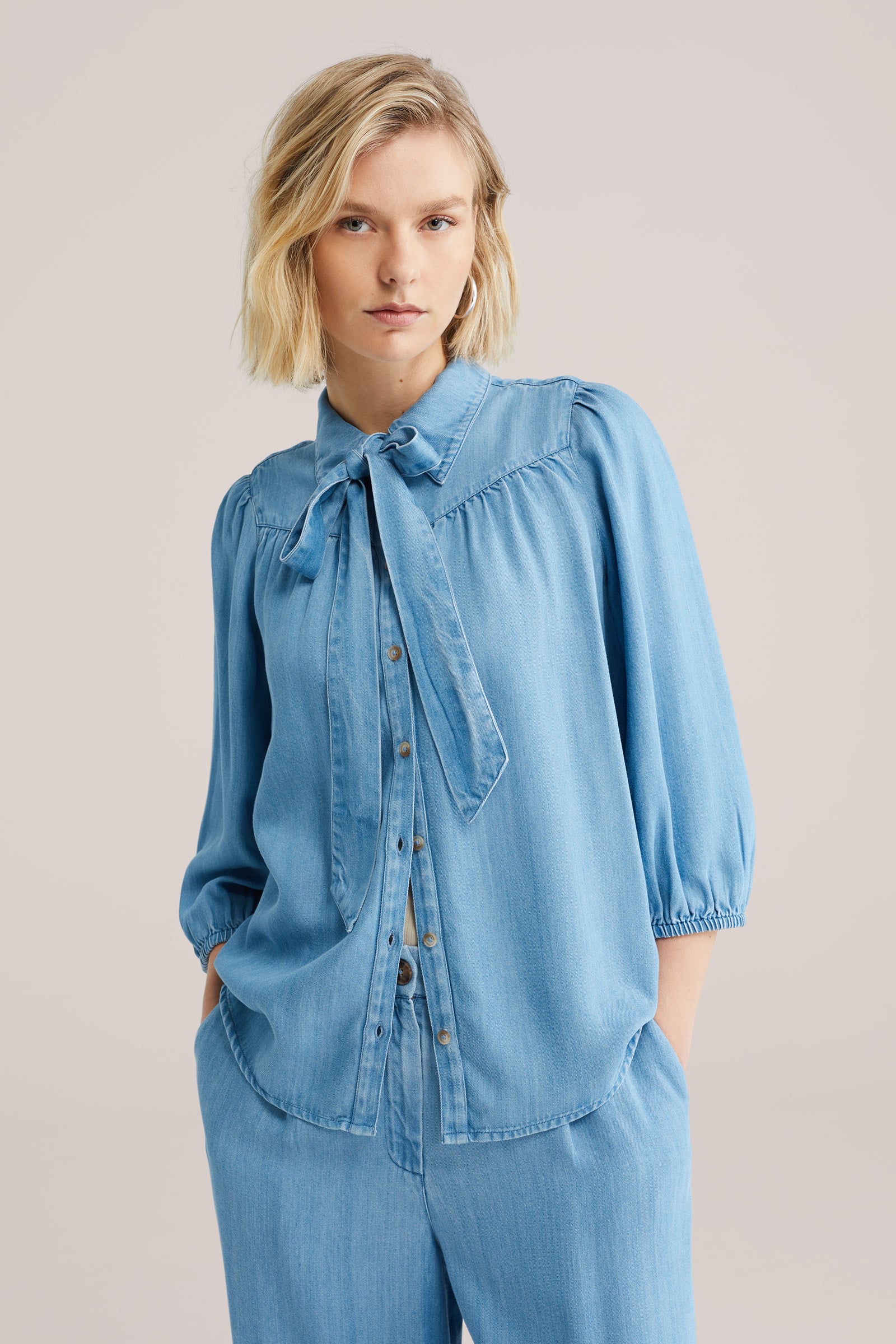 Dames denim blouse met strikdetail | wefashion.com