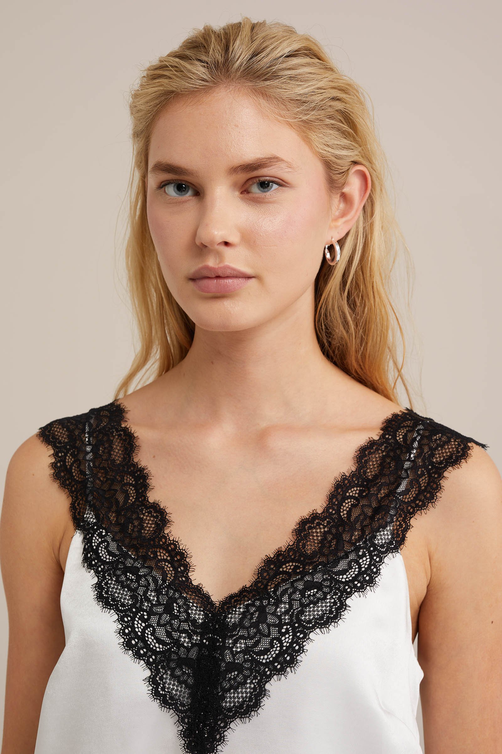 Dames singlet met kant en satijnen look | wefashion.com