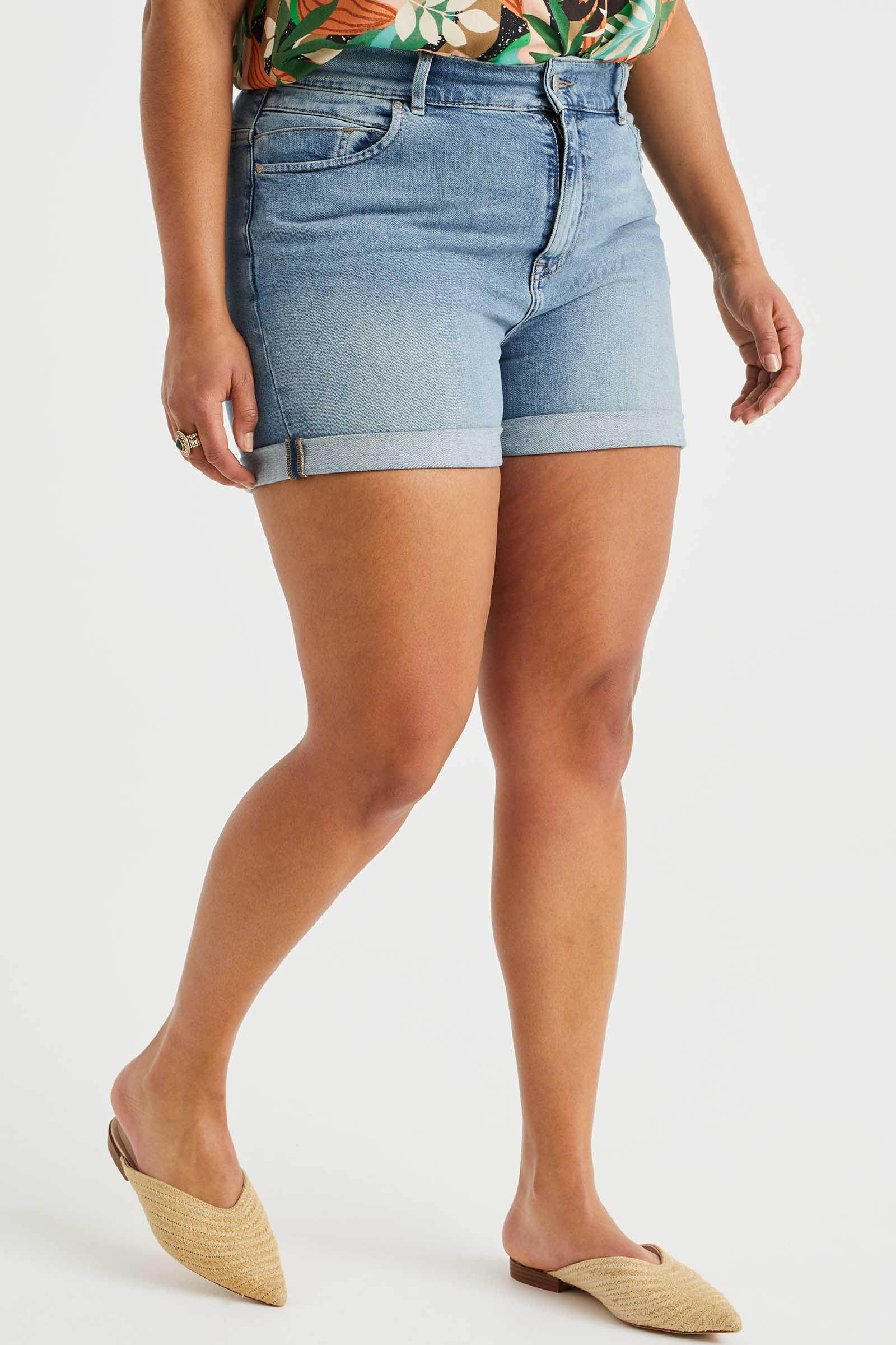 Dames high rise denimshort met comfort stretch - Curve | wefashion.com